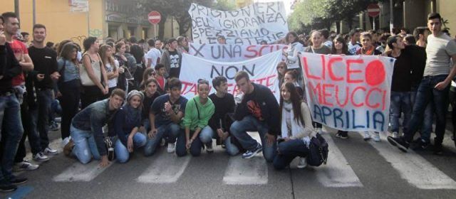 Sommossa al Liceo Meucci di Aprilia: domani in piazza Roma oltre 1000 ... Sommossa al Liceo Meucci di Aprilia: domani in piazza Roma oltre 1000 ...