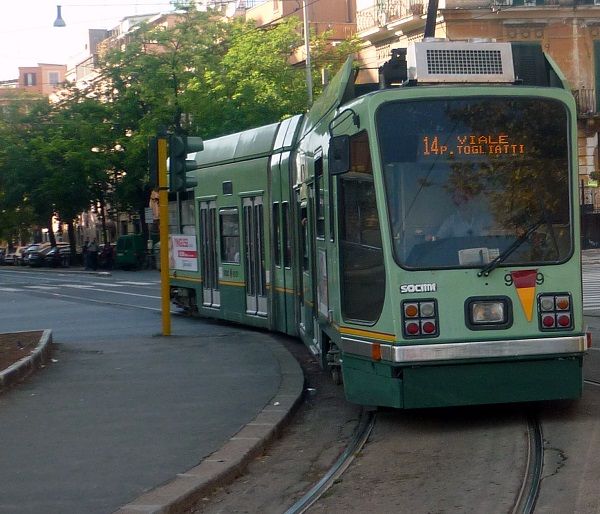 Roma, in tram con 15 chili di droga: arrestato 47enne