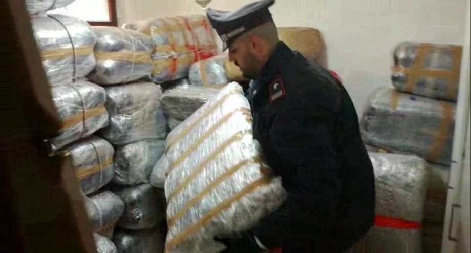 Maxi sequestro di droga, nascondeva in casa 1350kg di Marijuana ... Maxi sequestro di droga, nascondeva in casa 1350kg di Marijuana ...