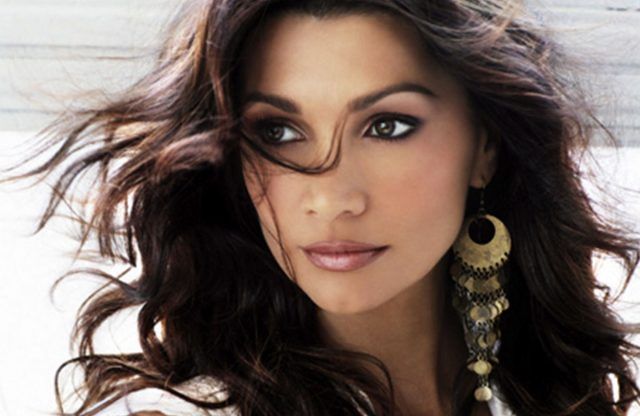 Luisa Corna: chi è, anni, canzoni, carriera e vita privata della ...