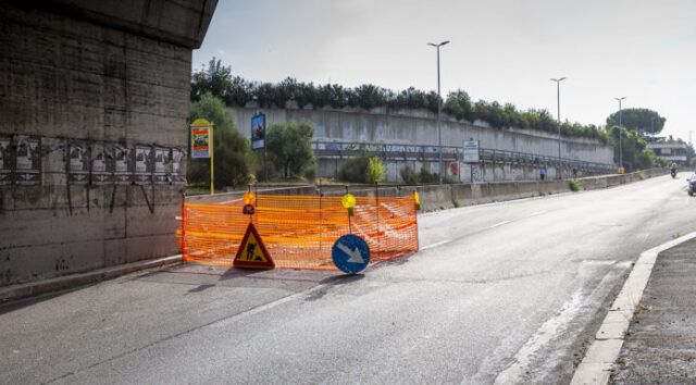 Roma: Casalotti, Via Boccea. Transenne abbandonate da mesi