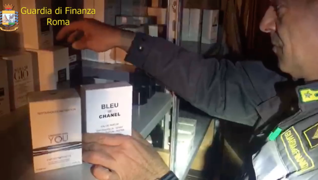 Roma, vendeva ai negozi Rolex e profumi contraffatti: denunciato ...