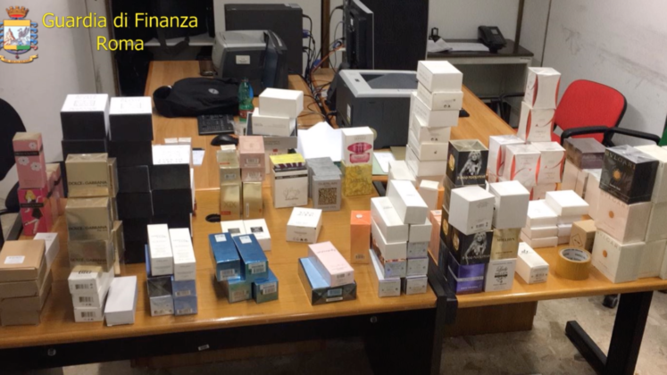 Roma, vendeva ai negozi Rolex e profumi contraffatti: denunciato ...