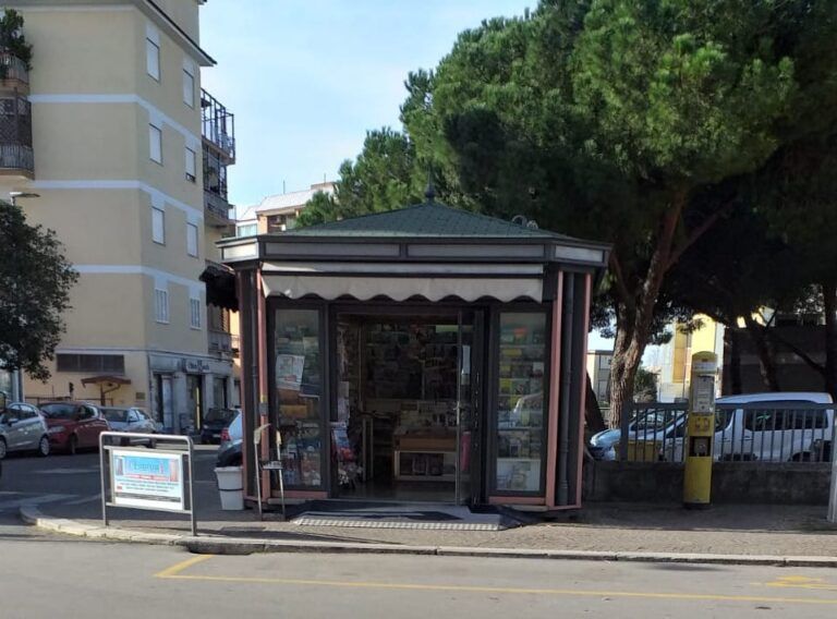 Pomezia. 'Dammi i soldi o ti ammazzo': rapina all'edicola di via Roma