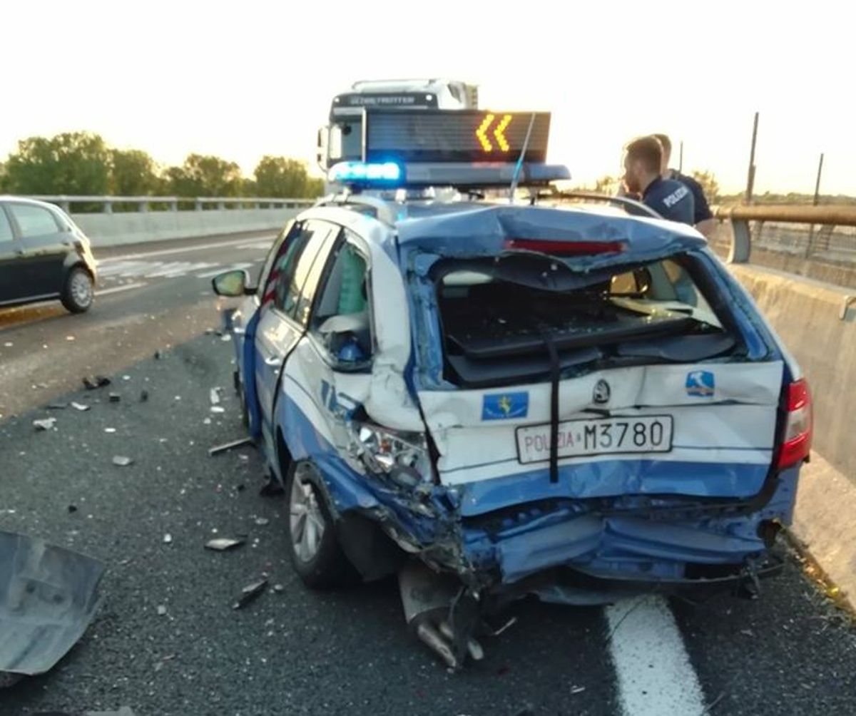 Maxi incidente sull'A1, coinvolta pattuglia della Polstrada. Ieri anche ... Maxi incidente sull'A1, coinvolta pattuglia della Polstrada. Ieri anche ...