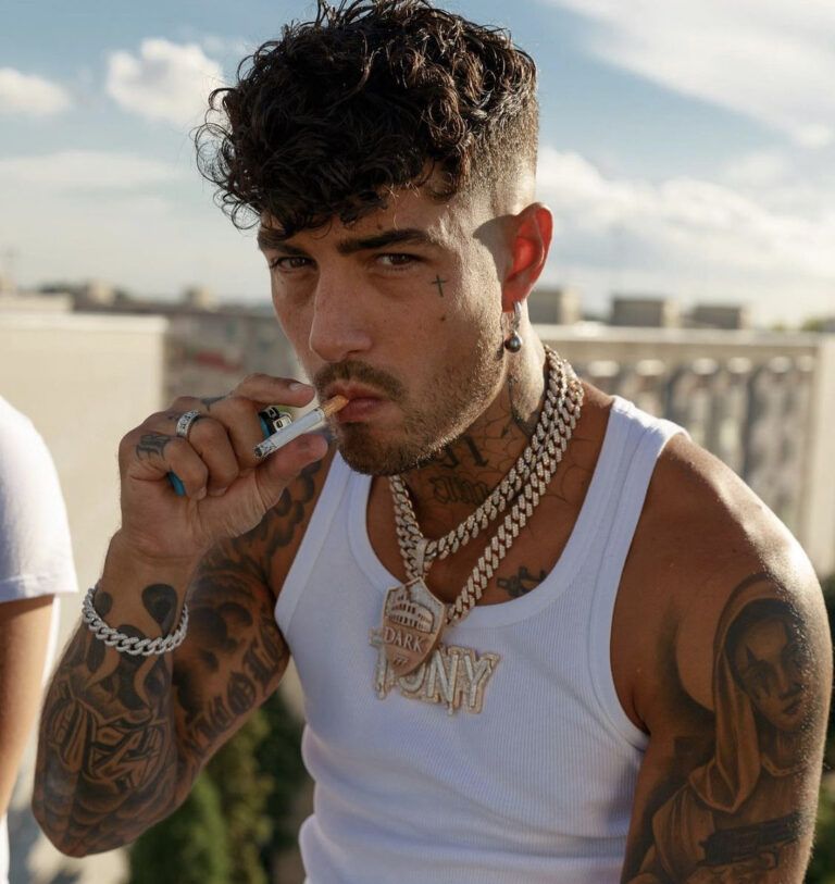 Il trapper Tony Effe condannato per una rissa a Roma: dovrà consegnare ...