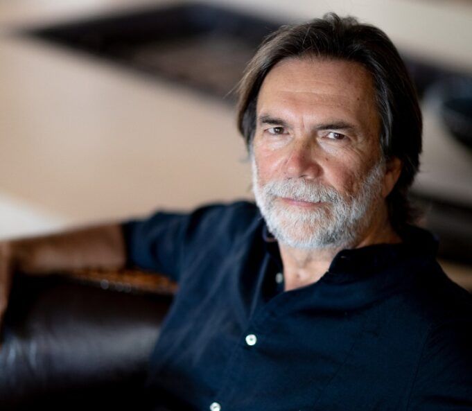 Alberto Simone, psicoterapeuta, scrittore e regista: la felicità è già dentro di noi