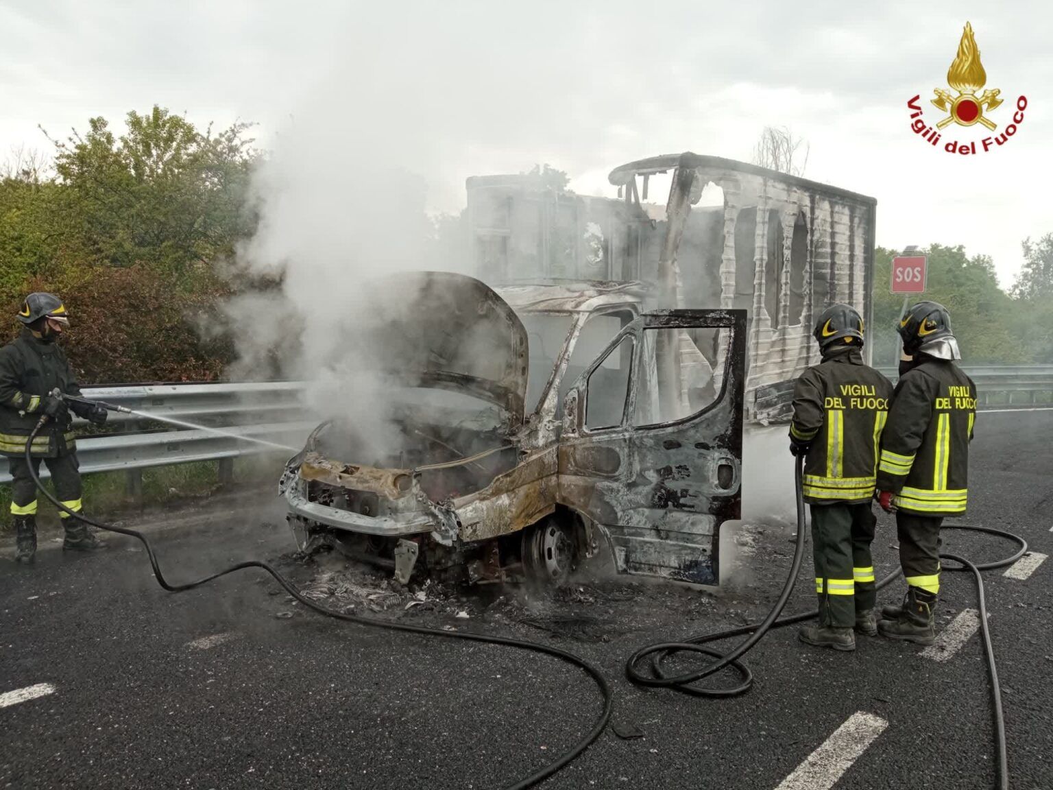 Roma, paura sull'A1: furgone distrutto dalle fiamme Roma, paura sull'A1: furgone distrutto dalle fiamme