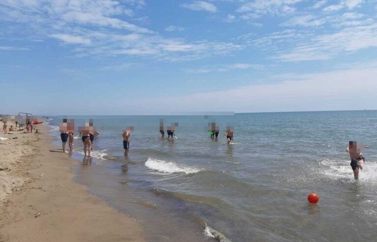 Divieto di balneazione ad Ardea: eppure sono tutti in acqua Divieto di balneazione ad Ardea: eppure sono tutti in acqua