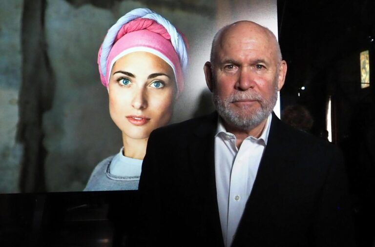 Steve McCurry: chi è, età, carriera, foto, mostre 2021, Trento, moglie ...