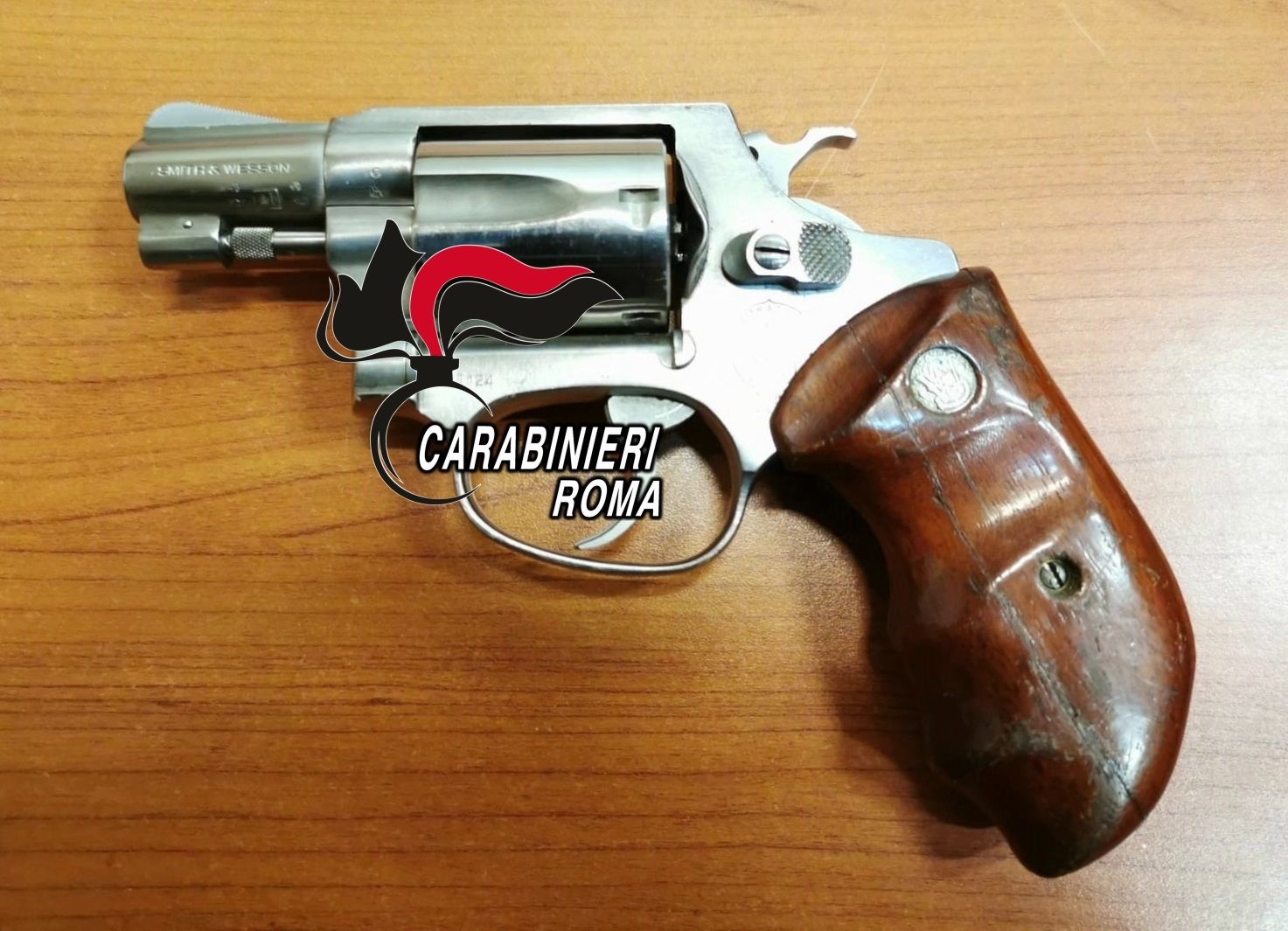 Roma, in auto con la pistola pronta a sparare: arrestati