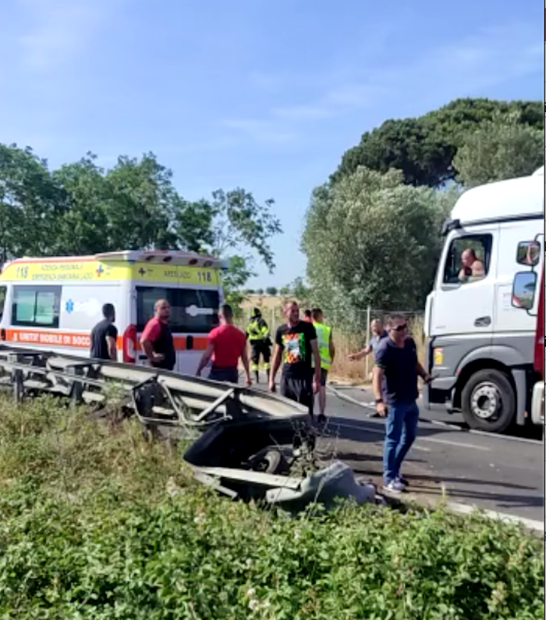 Pontina, terribile incidente tra due auto: vettura si ribalta, ci sono ...