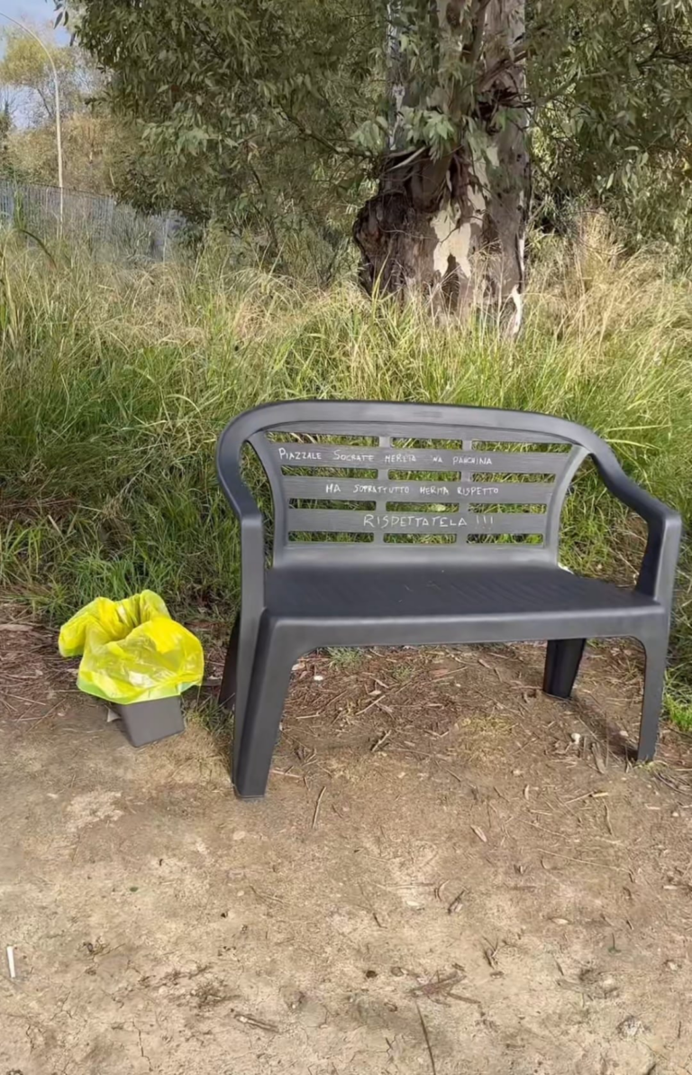 Roma, distrutta la panchina di piazzale Socrate donata da Themino: è la ...