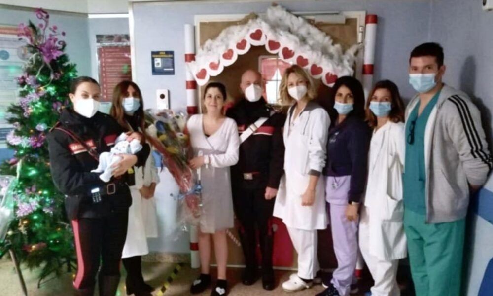 "Aiutatemi sto per partorire", donna incinta scortata dai Carabinieri ...