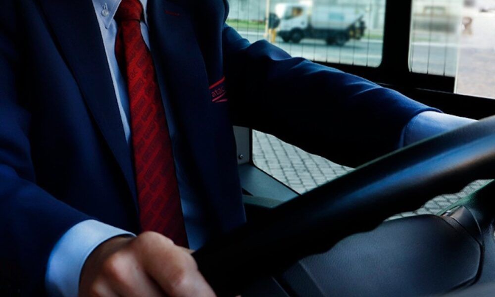 Roma, chatta mentre guida il bus con gli avambracci: autista Atac ... Roma, chatta mentre guida il bus con gli avambracci: autista Atac ...