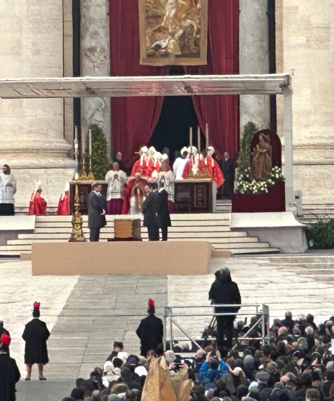 Funerali Ratzinger, cosa c'è dentro la bara di Benedetto XVI: dalle ...