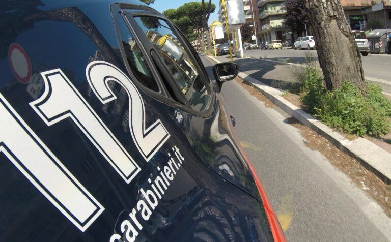 Formia, "Ti ammazzo": prima litiga con la moglie, poi aggredisce i carabinieri