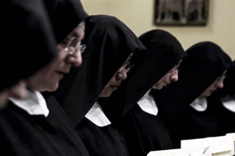 Suore di clausura su Facebook, il Vaticano commissaria il convento