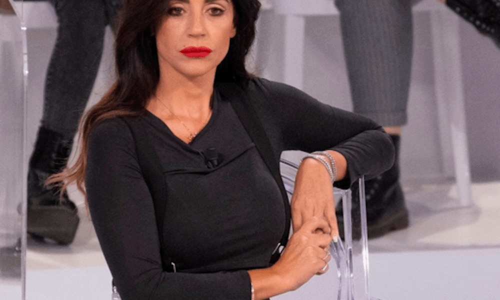 Raffaella Mennoia, chi è l'amica di Maria De Filippi: età, carriera ...