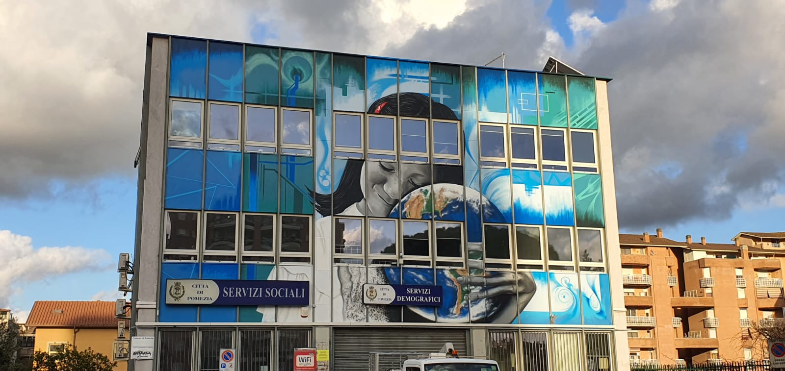 Street art a Pomezia: “Giovani al centro”, murales sul palazzo dell ...