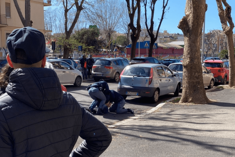 Droga a Ostia, pusher colto in flagrante mentre si libera delle ...
