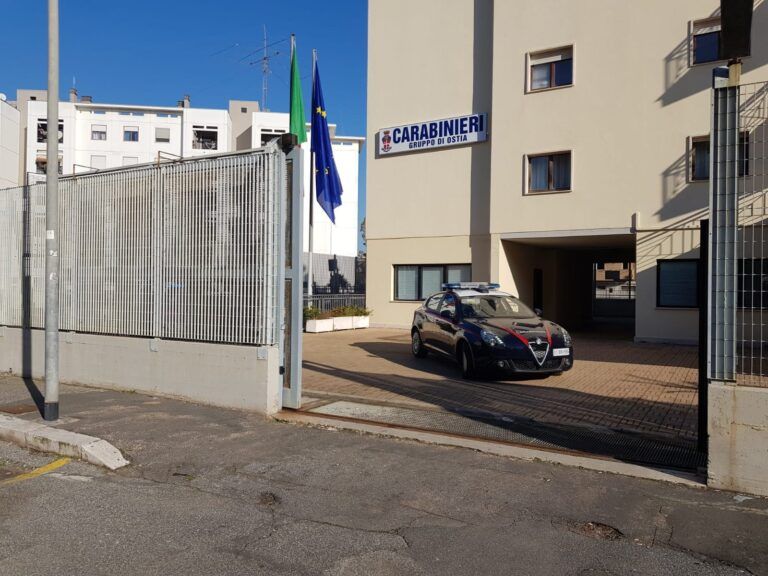 Ostia, si ubriaca e litiga con la moglie, poi prende a spintoni i carabinieri per fuggire ...