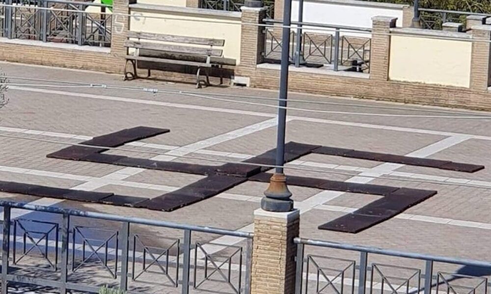 Pasqua con la svastica: ragazzini di 12 anni 'compongono' la croce ...