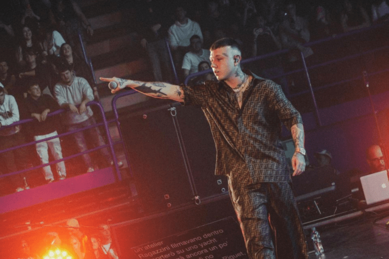 Lazza supera tutti: "100 messaggi" è la canzone più ascoltata in poche ...