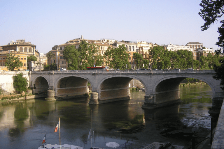 Paura sul Tevere, affonda un barcone all'altezza del Ponte Cavour