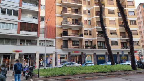 Roma, momenti di tensione nel negozio: scoppia la lite in cassa ...