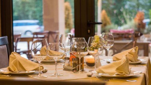 Invito a cena con… il conto: ‘Dovete 23 euro a persona’