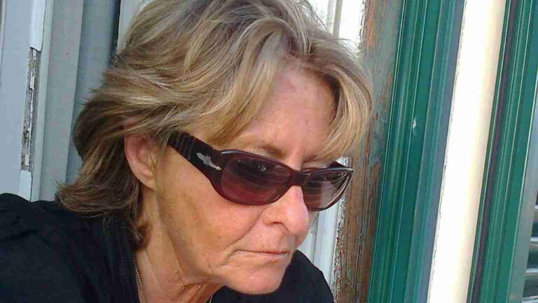 Ex insegnante di Roma si accascia e muore durante la fiera: addio ad ...