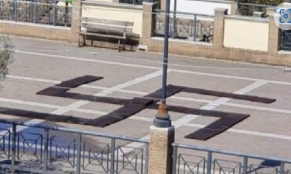 Latina, disegnata una svastica in Piazza San Marco
