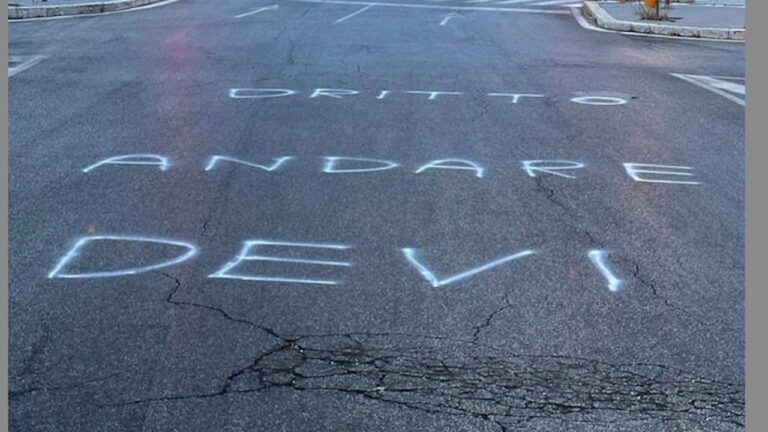 Roma, 'Devi andare dritto': segnaletica fai da te a Piazza Tuscolo