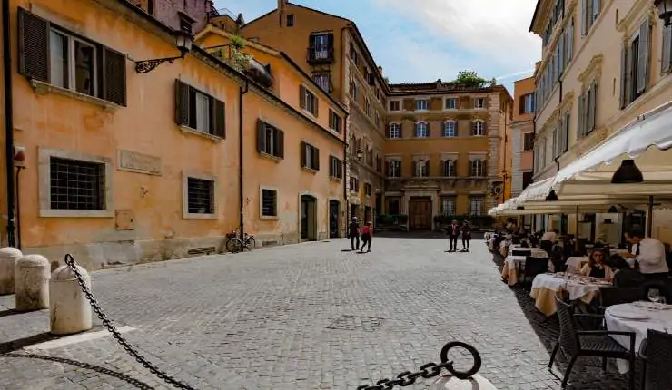 Sapete qual è la piazza più piccola di Roma? È un vero gioiello