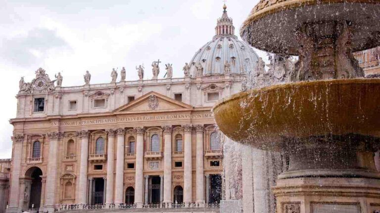 Per quale motivo la sede del papato si trova a Roma?