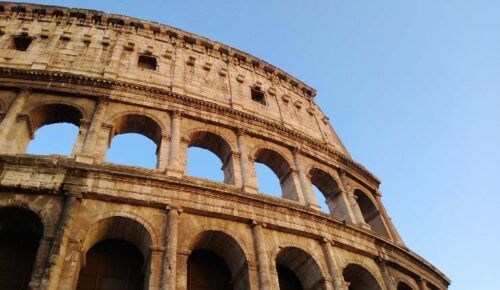 Come mai il Colosseo ha una forma ellittica?