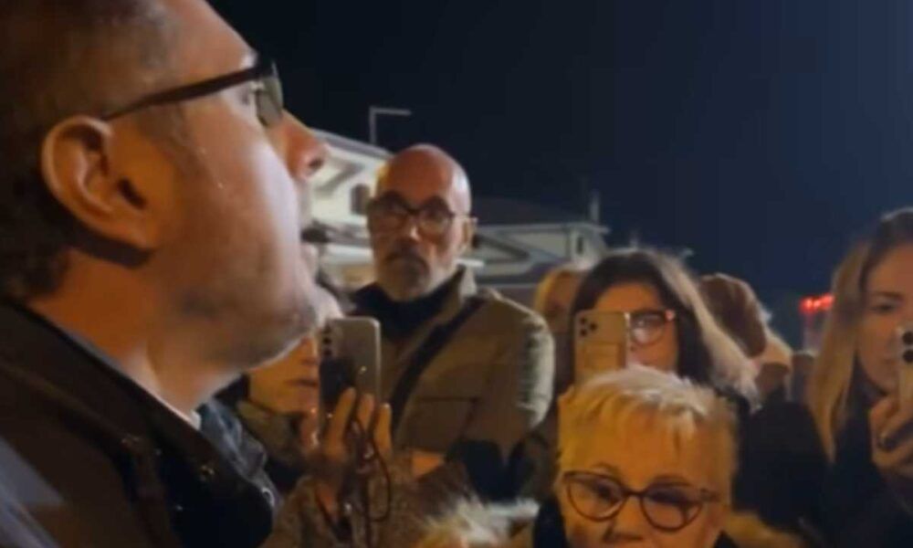 Leone fuggito a Ladispoli, tafferugli con gli ambientalisti fuori dal ... Leone fuggito a Ladispoli, tafferugli con gli ambientalisti fuori dal ...