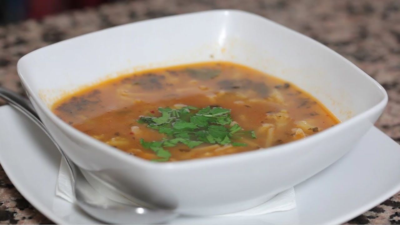 Minestra con broccoli e arzilla, zuppa saporita e leggera: come prepararla