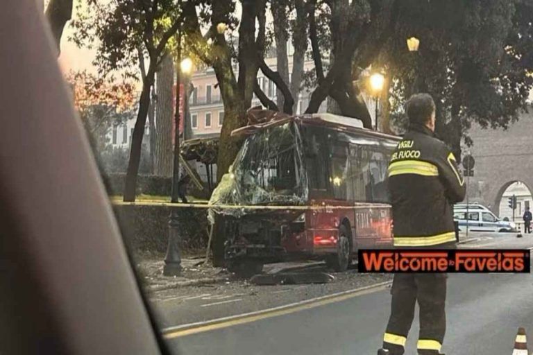 Roma, bus contro un albero a Villa Borghese: paura tra i passeggeri