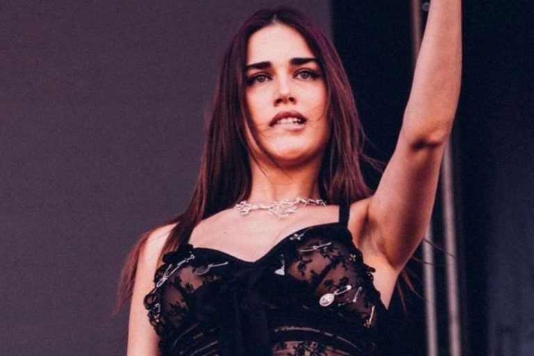 Clara a Sanremo 2024 con Diamanti Grezzi: testo canzone, chi è, Mare ...