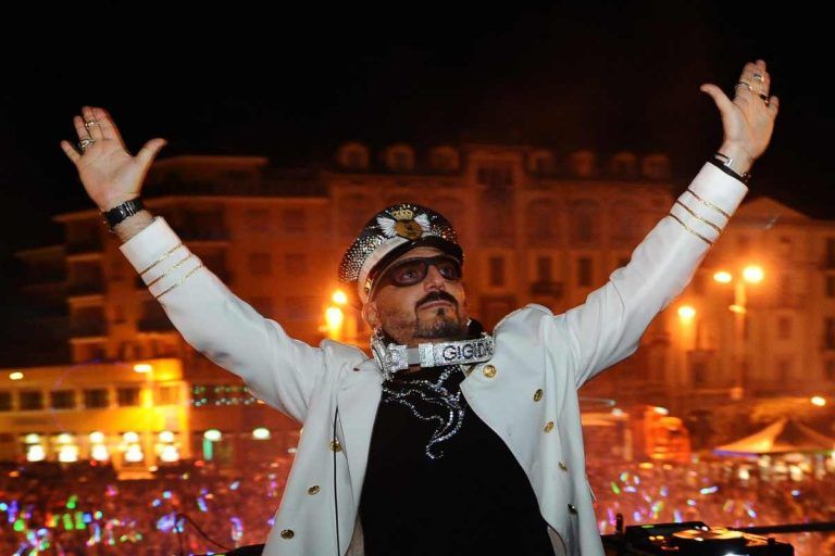 Gigi D'Agostino, come sta il Dj più amato in Italia? Malattia, moglie e ...