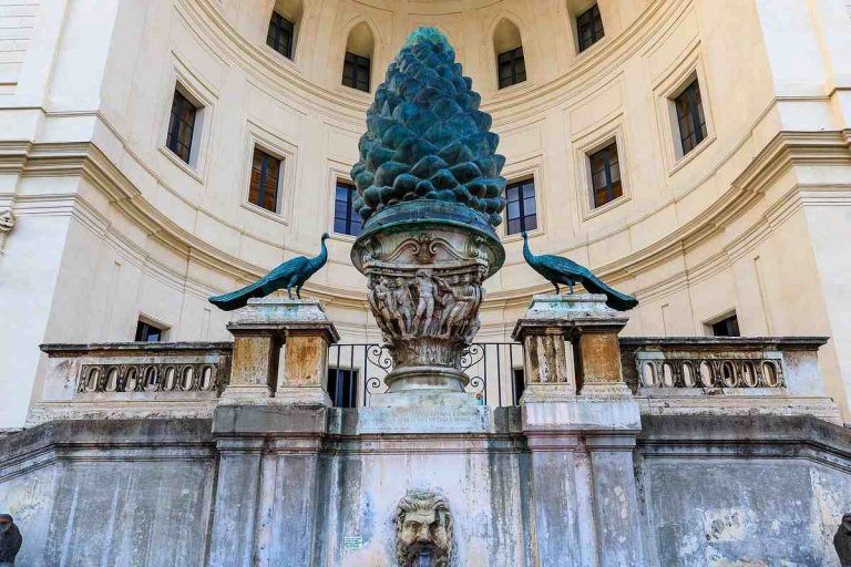 Ma perché si chiama Rione Pigna? Dove ammirare il famoso Pignone