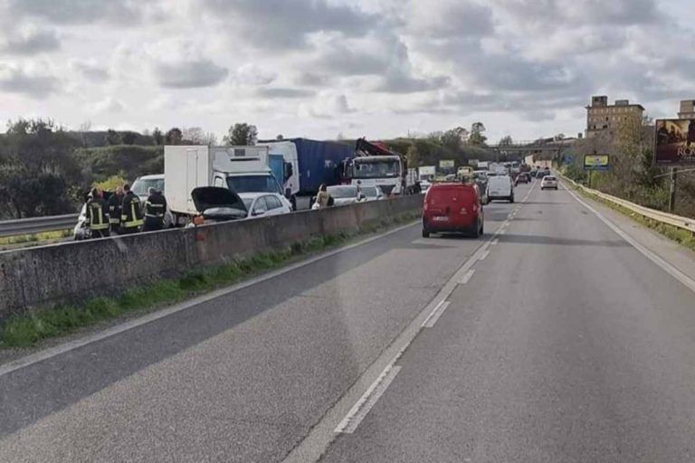 Maxi incidente sulla Pontina: strada chiusa. Nel primo pomeriggio anche ...