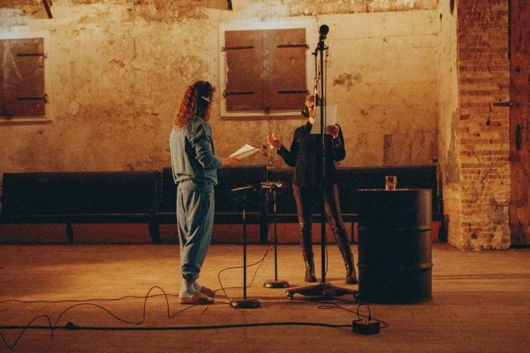 Parole Parole, Sharon Stone interpreta il brano con Julien Doré a 52 ...